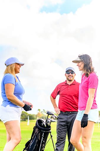 트리오는 아름다운 경치 녹색에 골프를 재생 남자와 두 여자 스포티 3 명에 대한 스톡 사진 및 기타 이미지 3 명 Friendly Match Golf
