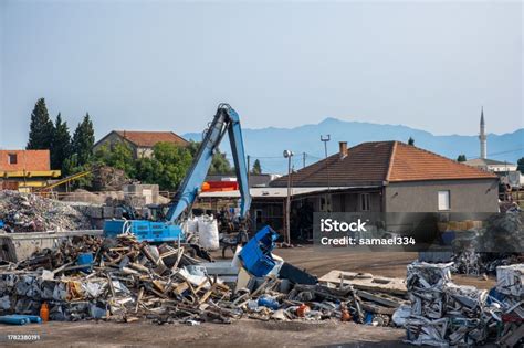 그랩 크레인은 폐기물 재활용 및 분류 센터에서 작동합니다 쓰레기에서 금속 알루미늄 황동 구리 스테인리스 스틸을 분류하는 고철