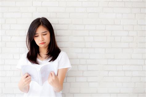 아름 다운 초상화 젊은 아시아 여성 행복의 집에서 콘크리트 시멘트 흰색 배경 소녀 행복 연구 콘텐츠 문학 교육 및 라이프 스타일 개념에도 서 서 읽기 긴장 교육에 대한 스톡