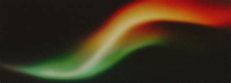 현대적인 흐릿한 필름 그레인 배경과 검은색 배경과 무지개 줄무늬가 있는 질감 트렌디한 거친 그라데이션 질감 웹 사이트 디자인 포스터 전단지 또는 배너에 적합합니다 1900