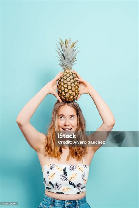 푸른 배경에 여름 상의와 그녀의 머리에 파인애플을 들고 쾌활한 젊은 금발 여름 컨셉 복사 공간이 있는 세로 이미지 25 29세에 대한 스톡 사진 및 기타 이미지 Istock