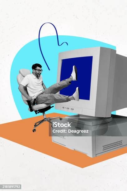 행복 한 남자 타기 의자 오래 된 Pc 모니터 화면 사무실의 수직 사진 콜라주 그것은 그린 배경에 고립 된 마스터 직장 기술