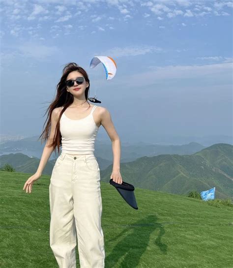 赵露思太会穿了，背心配白裤子，简直是梦中情裤 知乎