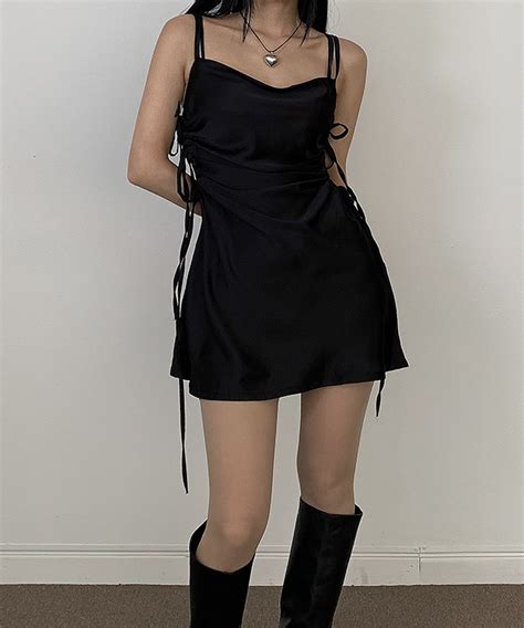 모레이스 오브 사이드 트임 셔링 새틴 민소매 스퀘어넥 미니원피스블랙아이보리그린