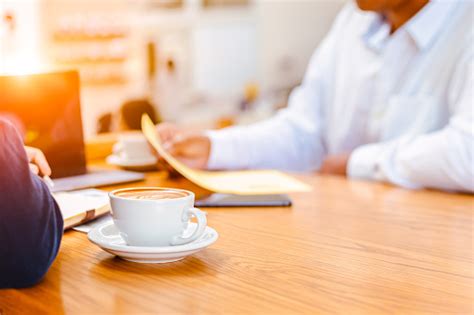 테이블에 책 종이 그래프와 노트북과 커피 회의 사이의 커피 휴식 2명에 대한 스톡 사진 및 기타 이미지 2명 개발 계획