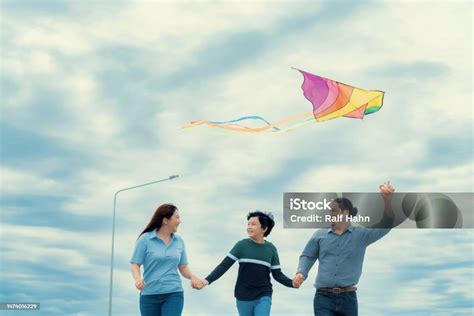 도로에서 야외 비행 연이 있는 진보적인 행복한 가족 휴가 개념 3 명에 대한 스톡 사진 및 기타 이미지 3 명 가족 거리