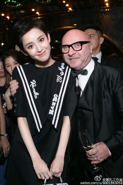 古力娜扎、關曉彤穿同款短裙撞衫，一個俏皮可愛，一個顯老氣 每日頭條