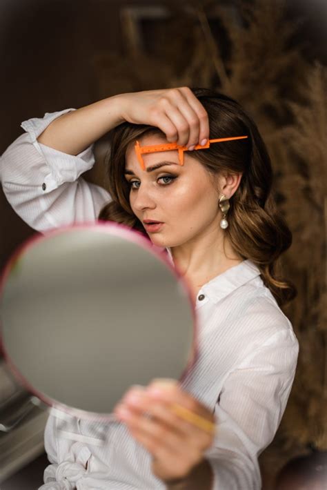 What Is Eyebrow Threading And How Does It Work