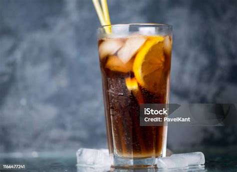 고전적인 롱 아일랜드 아이스 티 강한 음료와 칵테일 콜라와 얼음을 곁들인 보드카 진 럼주 데킬라 레몬 주스 롱아일랜드 아이스