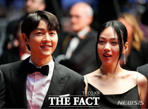 송중기 생애 첫 칸 레드카펫 입성 만삭 케이티는 불참 연예 기사 더팩트