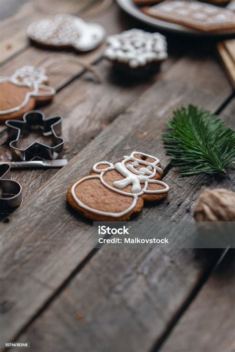 눈사람 크리스마스 겨울 아침의 형태로 쿠키 여자는 허니 진저 쿠키에 장식을 그립니다 나무 갈색 테이블입니다 공간에 복사 합니다 가정 생활에 대한 스톡 사진 및 기타 이미지
