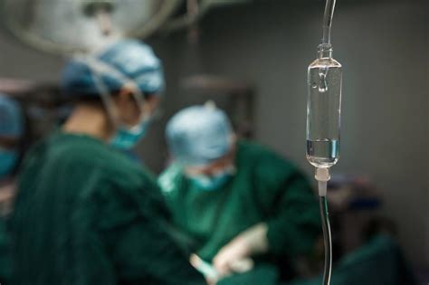 输液时的滴速应该怎么调 医生出现这种情况滴速慢了会要命 液压汇