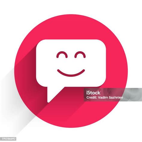 긴 그림자 배경으로 격리된 흰색 미소 얼굴 아이콘입니다 웃는 이모티콘 행복한 스마일 채팅 기호입니다 빨간색 원 버튼 벡터