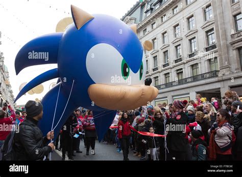 London Uk 28 November 2015 An Inflatable Sonic The Hedgehog From