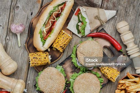 길거리 음식 신선한 햄버거 햄버거 쇠고기 각종 소스 패스트 푸드 간식 0명에 대한 스톡 사진 및 기타 이미지 0명 거리 고기 Istock