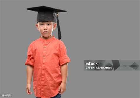 스마트 얼굴 심각한 생각에 자신감이 식 졸업 모자를 쓰고 어두운 머리 작은 아이 갈색 머리에 대한 스톡 사진 및 기타 이미지