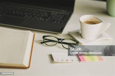 여성용 사무실 책상 테이블입니다 노트북 컴퓨터 커피 한 잔 독서용 안경 및 사무용품 0명에 대한 스톡 사진 및 기타 이미지 0명 경제 금융 Istock