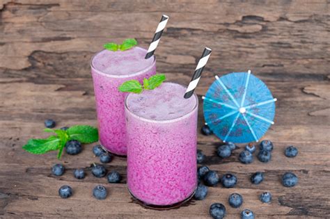 블루베리 스무디 레드 다채로운 과일 주스 밀크 블렌드 음료 건강 한 고 단백 나무 배경에 유리 음료 에피소드 아침에 맛 있는 맛 0명에 대한 스톡 사진 및 기타 이미지