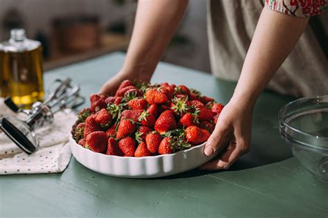 신선한 딸기로 가득 찬 접시를 들고 있는 알아볼 수 없는 여자 40 44세에 대한 스톡 사진 및 기타 이미지 40 44세