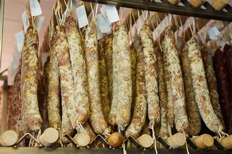 소시지 제품의 생산 라인 가게 카운터에 매달려있는 소시지 육류 제품 0명에 대한 스톡 사진 및 기타 이미지 0명 고기 공장 산업 건물 Istock