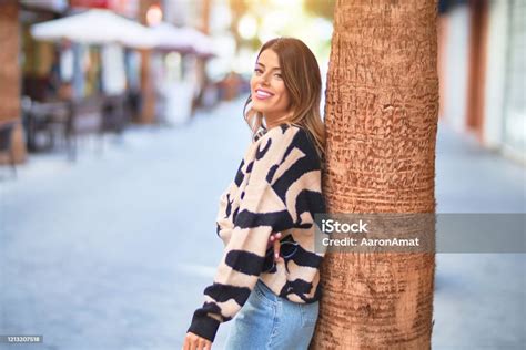 행복하고 자신감 미소 젊은 아름다운 여자 타운 스트리트에서 서서 걷기 갈색 머리에 대한 스톡 사진 및 기타 이미지 갈색 머리 거리 건강한 생활방식 Istock