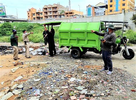 លោក ឌី រ័ត្ន ខេមរុណ ដឹកនាំមន្រ្តីចុះប្រមូលសំរាម រើសសំរាម និង កាត់ស្មៅសំអាតនៅបរិវេណ