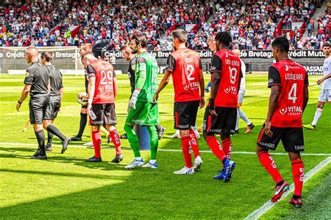 En Avant Guingamp Leag Débarque En Leader à Caen
