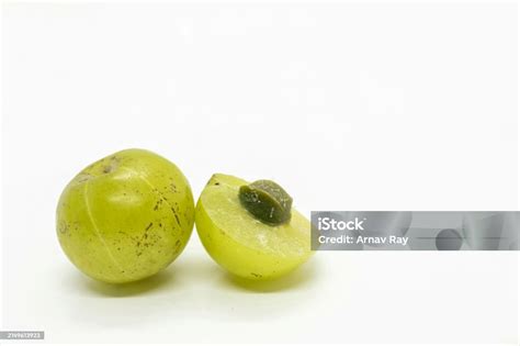 복사 공간이 있는 흰색 배경에 고립된 인도 구즈베리 과일 또는 Amla 과일의 근접 촬영 Emblica Myrobalan 또는 Phyllanthus Emblica라고도 함