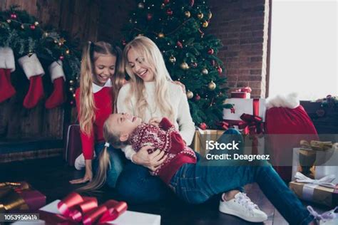 겨울 전통 노엘 레저 우정 어린 시절 크리스마스입니다 전체 다리 바디 크기 엄마 아내 장난 장난 펑키 금발 작은 작은 초반 신발 바닥에 부드러운 세련 된 스웨터 앉아 12