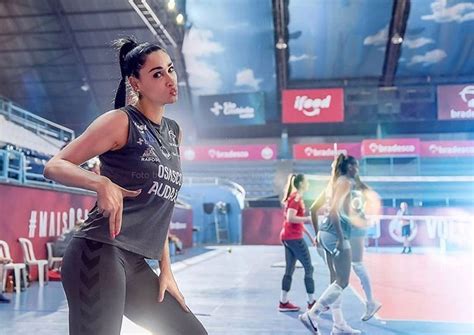 Jaqueline Carvalho Faz Pose Da Moda E Biquinho Segundou Revista Marie Claire Celebridades