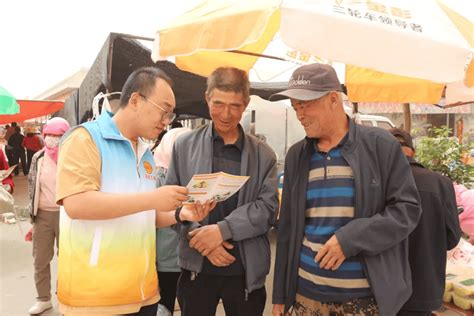 【我们的节日·红五月】高台县罗城镇总工会开展“尊法守法·携手筑梦”农民工公益法律服务活动宣传群众引导