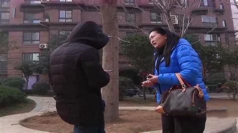 与女子开房被妻子定位当场抓住，男子：她早晨5点和男网友出去！