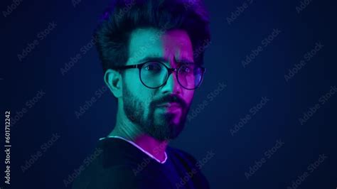 Video „indian Man Guy Profile Turning Head Looking Camera Serious Developer Coding Internet