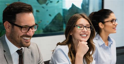 회의에서 문서와 아이디어를 논의하는 비즈니스 파트너의 이미지 사진 Unsplash의 세르비아 이미지