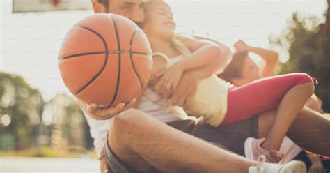 스포츠를 우리 삶에 도입합시다 농구 놀이터에 있는 아버지와 딸 공에 집중하십시오 닫으십시오 사진 Unsplash의 세르비아 이미지