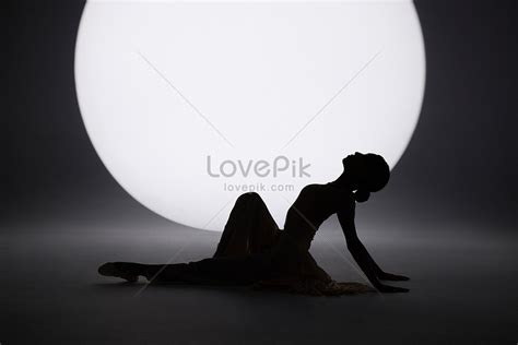 스포트라이트 아래 여성 댄서 사진 무료 다운로드 Lovepik
