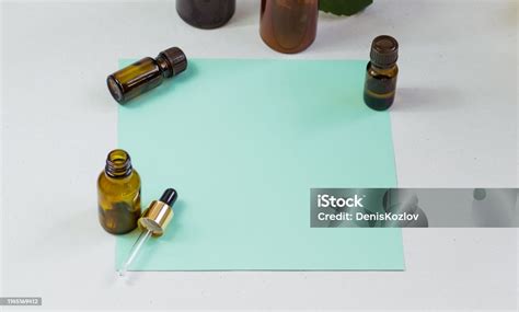 어두운 화장품 병 및 녹색 자연 잎 밝은 배경 녹색 빈 카드 쓰기 위한 시트 레이아웃은 비문 추가 자연 환경 친화적인 화장품의 개념 0명에 대한 스톡 사진 및 기타 이미지