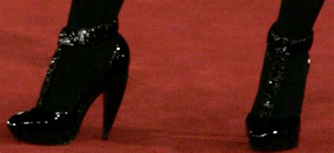 Celebrity Legs And Feet In Tights Mena Suvari`s Legs And Feet In Tights 2