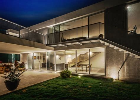 Balconies And Terraces Occupy Half Of P 0 Architectures Ipe House