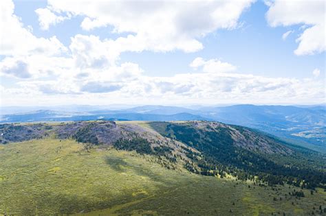 녹색 나무로 덮여 능선의 풍경과 하늘에 조밀 한 구름과 햇빛 목초지로 홍수 계곡을 볼 수 있습니다 알타이 의 산에서 여름 날 0명에 대한 스톡 사진 및 기타 이미지 Istock