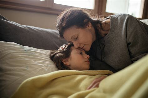 소년 거짓말 아픈 에 소파 과 그의 어머니 복용 돌보는 용 그를 감기와 독감에 대한 스톡 사진 및 기타 이미지 감기와 독감 부모 아이 Istock