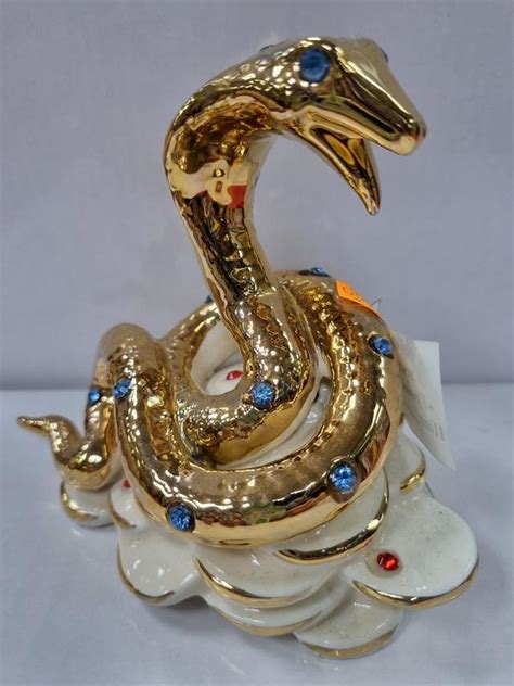 Фарфоровая статуэтка грошевая кобра из коллекции змея символ 2025
