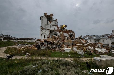 폭격에 폭삭 무너진 우크라이나 교회 네이트 뉴스