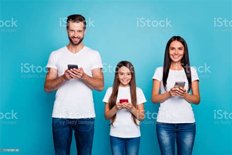 손에 전화와 위탁 가족의 사진은 캐주얼 의상 고립 된 파란색 배경을 착용 행복에 대한 스톡 사진 및 기타 이미지 행복 3 명 가족 Istock