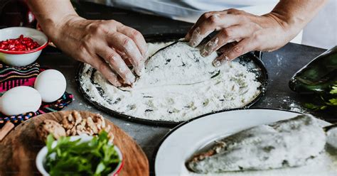 Poblano 칠리와 재료로 여자 손으로 멕시코 폭행 고추 En Nogada 요리법 요리 멕시코의 전통 요리 사진 Unsplash의 야채 이미지