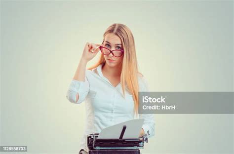 충격된 여자 여자는 타자기 오래 된 기계를 누른 안경 놀 쓰기에 입력 기계류에 대한 스톡 사진 및 기타 이미지 기계류 기업 비즈니스 놀라움 Istock