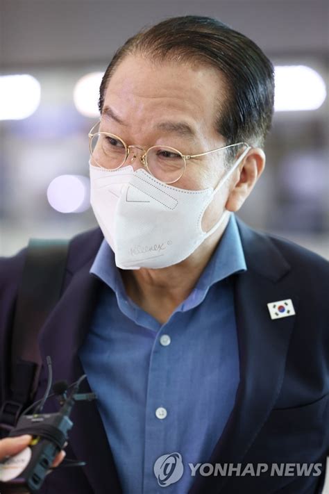 취재진 질문에 답하는 권영세 장관 연합뉴스