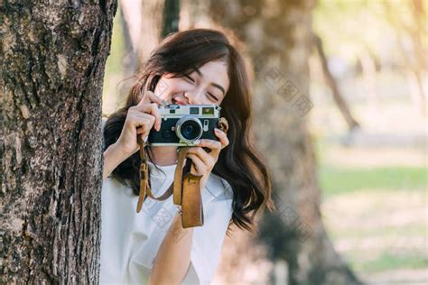 亚洲女子在公园拍照拍照图片 包图网企业站