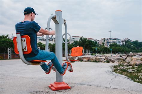 남자 스포츠는 야외에서 도시에서 장비에 훈련 한다 건강 한 라이프 스타일과 모든 사람을 위한 훈련 하는 스포츠의 접근성의 개념 공공 장소에서 사용할 수 있는 스포츠