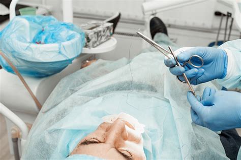 치과 의사는 수술 임플란트 배치를 수행합니다 실제 작동 치아 추출 임플란트 전문 유니폼과 치과 의사의 장비 의료 는 의사 작업장 장착 치과 2명에 대한 스톡 사진 및 기타